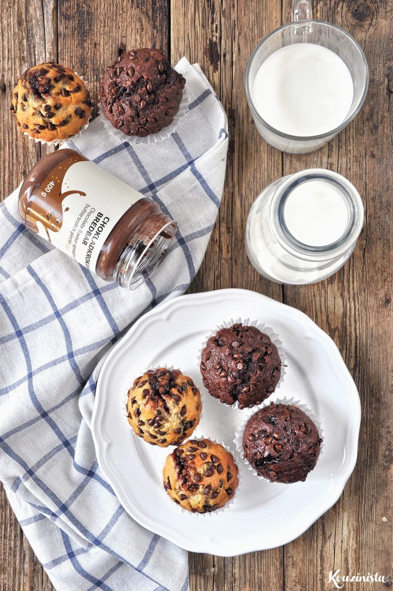 Muffins μπανάνας με σοκολατένια γέμιση σε 2 γεύσεις